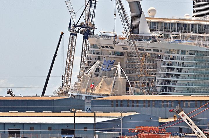 Eight injured after crane falls on Royal Caribbean ship | Cruise.Blog